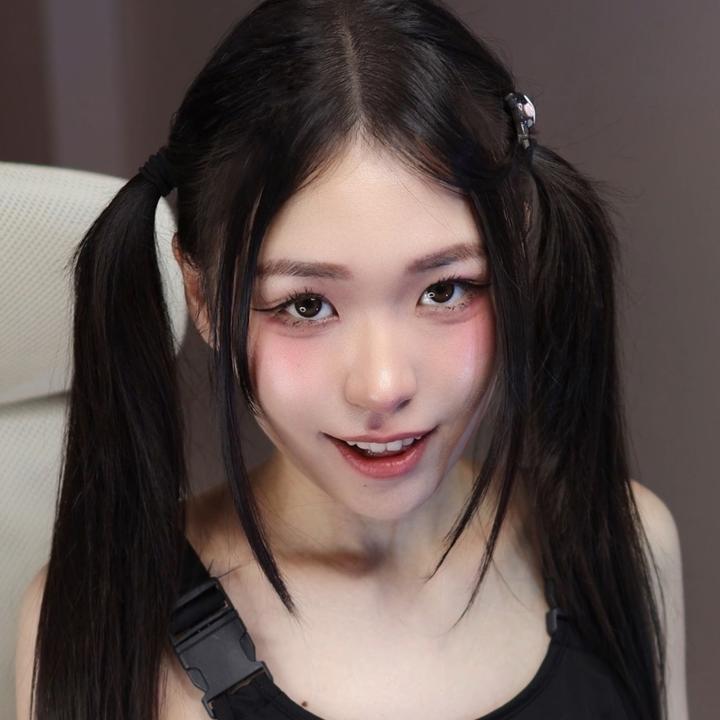 Happy holidays 🎁 | meriol chan (@meriol_chan)