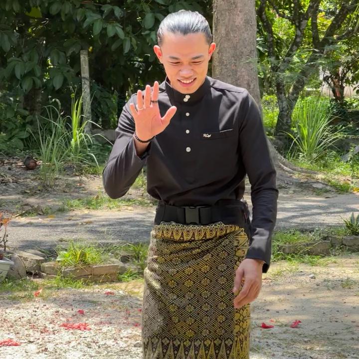 Senak sebenarnya tapi nak tunjuk kata badan keras kan tahankan ajeee ...